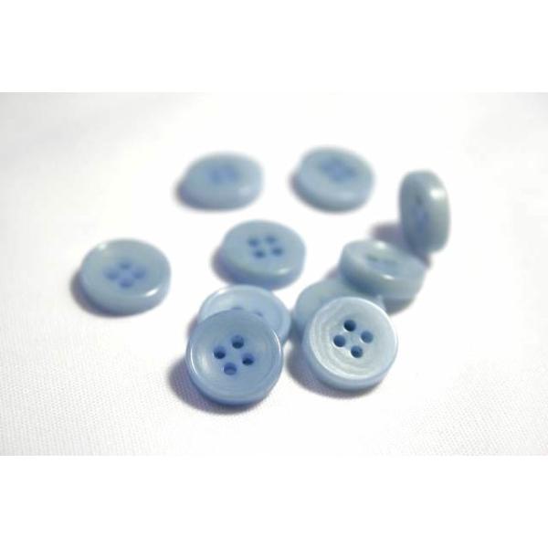 【素材】ナット※ヤシの実から出来た天然素材【サイズ】直径10mm厚み約3mm(実寸)【特徴】カラー：水色ヤシの実から出来た天然素材を染色して鮮やかなボタンを仕上げました。ポリエステルに無い繊維の模様や質感が特徴で、安価なボタンと違い、素材や...