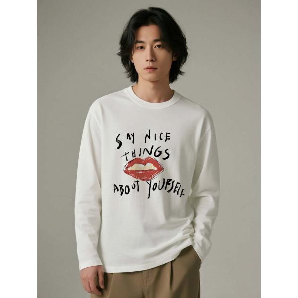 シンプルでスタイリッシュなデザインの長袖Tシャツです。フロントには個性的なリップデザインと「SAY NICE THINGS ABOUT YOURSELF」というメッセージプリントが施されており、ポジティブな雰囲気を演出します。素材には100...