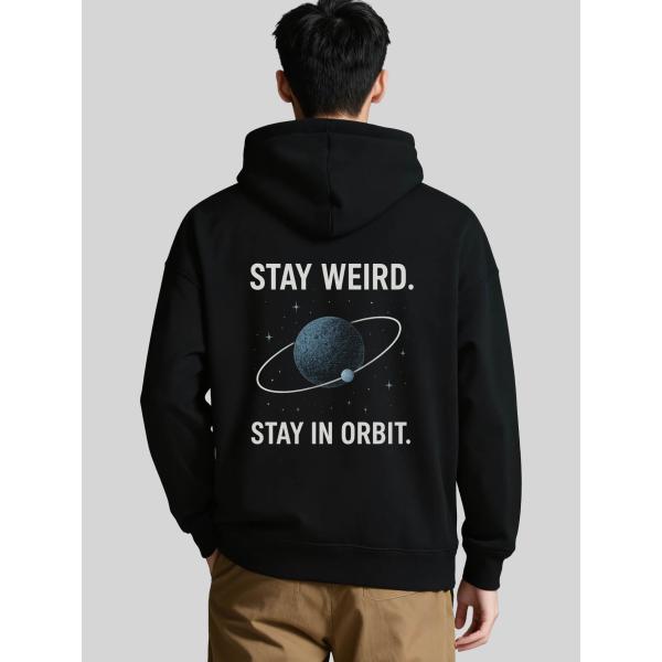 宇宙をテーマにしたクールでユニークなデザインのパーカーです。前面に「STAY WEIRD. STAY IN ORBIT.」というメッセージと、星空を背景に惑星と軌道を描いたアートワークが特徴的です。ブラックをベースにした落ち着いたカラーリン...