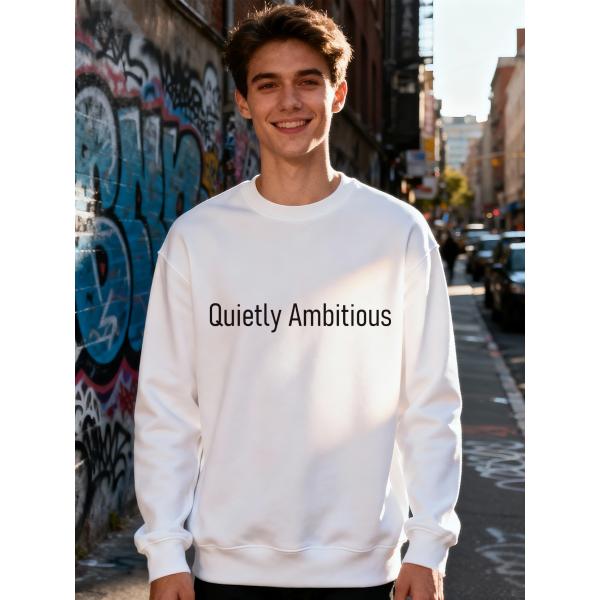 シンプルでスタイリッシュなデザインのスウェットシャツです。オフホワイトのベースカラーに「Quietly Ambitious」という洗練されたテキストデザインが特徴的。クルーネックタイプで、カジュアルながらも品のある着こなしを演出します。柔ら...