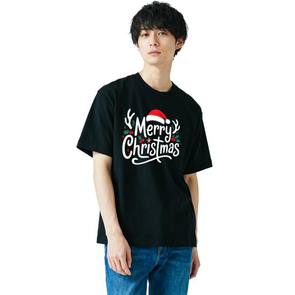 このメリークリスマス グラフィック Tシャツは、ホリデーシーズンを盛り上げる楽しいデザインが特徴です。サンタ帽子とトナカイの角をあしらった「Merry Christmas」の文字が、クリスマスの雰囲気を存分に演出します。ヒイラギの葉と赤い実...