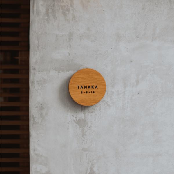 樹種：欅（ケヤキ）寸法：120mm×120mm×26mm彫刻：レーザー彫刻・黒塗り・白塗り仕上：ガラス塗料取付：だるま穴１箇所（取り付けネジ1点付属）発送：5〜10営業日 ※ご注文の流れをご確認ください