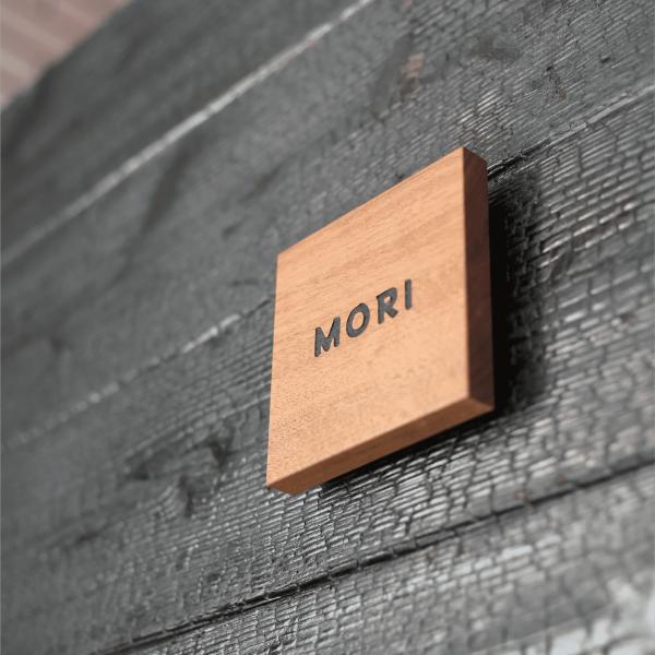 材種：ウォールナット・ハードメープル・チェリー寸法：120×120×25mm加工：レーザー彫刻・黒塗り・白塗り仕上：ガラス塗料取付：だるま穴１箇所（取り付けネジ1点付属）発送：5〜10営業日 ※ご注文の流れをご確認ください