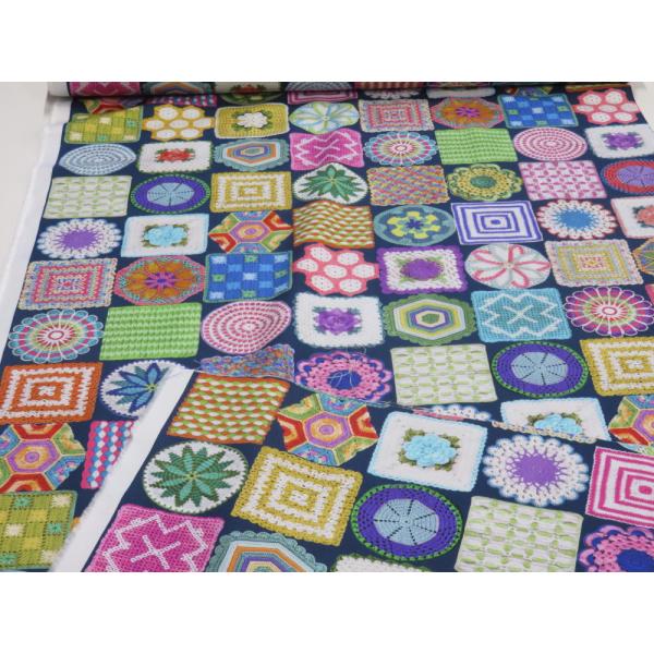 左右非対称のプリントです。1枚目の画像は生地を織り返して生地の左右が見えるようにしています。２枚目と３枚目の画像はそれぞれ生地の左右から撮影しています。モダの人気デザイナーCathe Holdenさんの新柄です♪60’s〜70’sのクラフト...