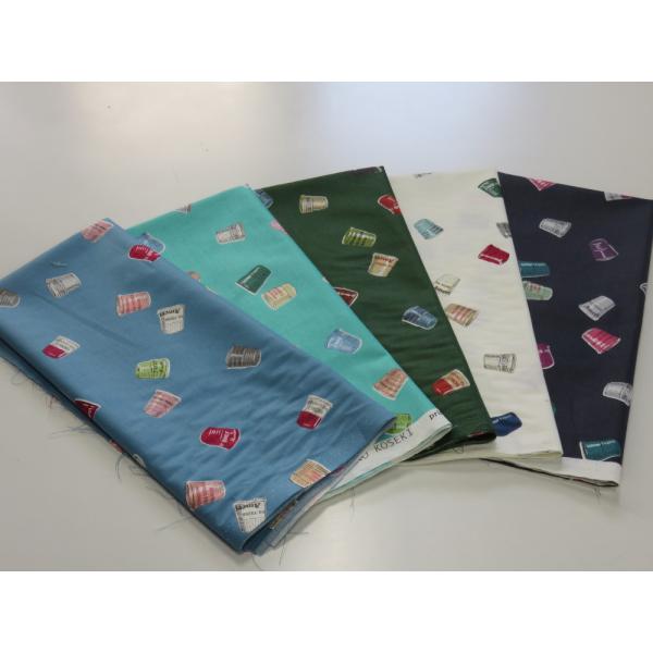 小関鈴子さんの人気のプリント生地を５種類セットにしたお楽しみ袋です。1枚は約５０ｃｍ×５０ｃｍです。ポーチ、財布、袋物やマスクなどの小物がいろいろ作れます。★生地サイズ１枚　約５０ｃｍ×約５０ｃｍ×５枚★素材　　綿１００％★厚さ　　B（A　...