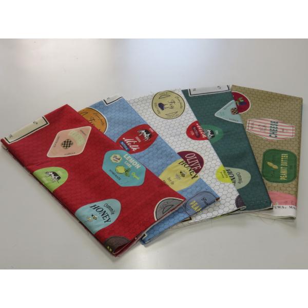 小関鈴子さんの人気のプリント生地を５種類セットにしたお楽しみ袋です。1枚は約５０ｃｍ×５０ｃｍです。ポーチ、財布、袋物やマスクなどの小物がいろいろ作れます。★生地サイズ１枚　約５０ｃｍ×約５０ｃｍ×５枚★素材　　綿１００％★厚さ　　B（A　...