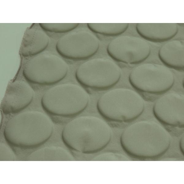 特殊な加工を施したぽこぽこ可愛いナイロン生地。丸い立体的なデザインがおしゃれバッグに最適です。もちろん撥水加工しているので水をはじきますが、洗濯などお使いのうちに弱くはなります。★生地巾　約１１０ｃｍ★素材　　ナイロン　１００％　★厚さ　　...