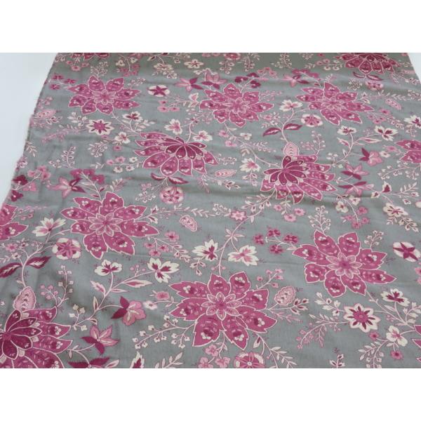 こうの早苗さんデザインの綿麻のシーチング生地です。綿と麻を混紡することで通気性がよく麻に比べればしわになりにくい素材です。綿と麻それぞれの長所を生かしたしっかりした素材です。シーチングとは、粗く織った 平織りの普通地のことをいいます。ブロー...