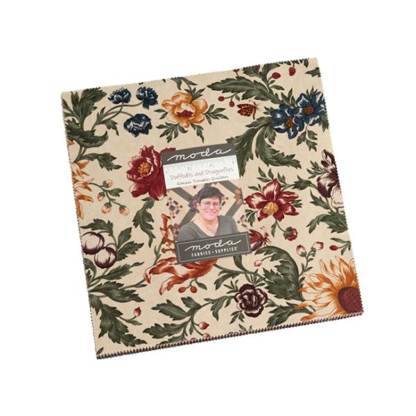 MODA（モダ）の約25.4cm X 約25.4cmのカットクロス４２枚のセットです。２枚目以降の画像は入っている柄のイメージとその生地での作品例です、プリカット商品には含まれていない柄が入っている場合もあります。同じものが2枚以上たくさん...