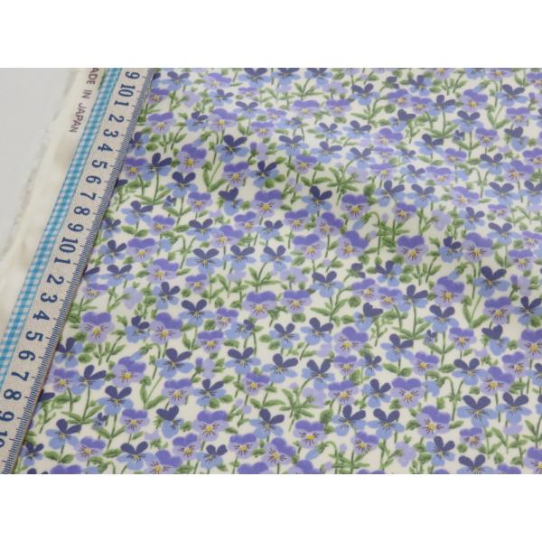 ラミネート生地は表面にはビニールコーティング加工が施されており、防水・撥水性に優れているのが特徴。水や汚れをさっと拭き取れるので、お手入れも簡単です。適度なハリがあり、ミシンでも扱いやすく、初心者の方にもおすすめ。レッスンバッグやランチョン...