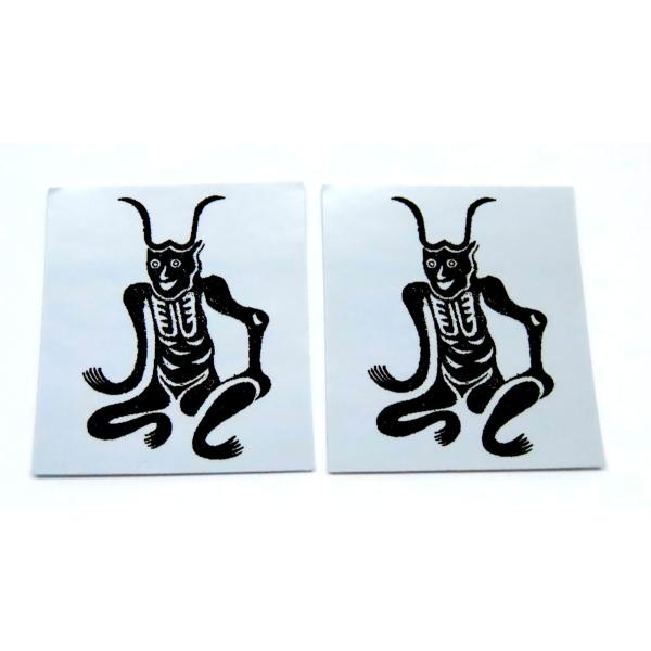 2枚セット　サイズ　約５ｃｍ×約６ｃｍ　背景　銀色