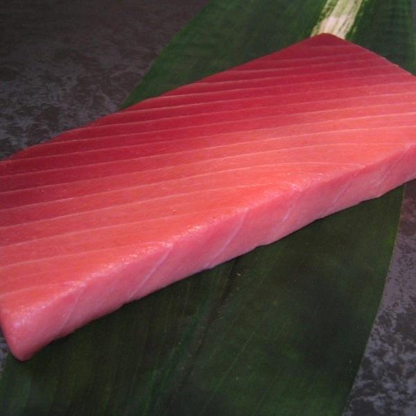 養殖マグロとは比べ物にならない天然本マグロ本来のとろける旨味。これが「築地まぐろ問屋」の天然ホンマグロ。脂の乗った中トロでありながらすっきりとした後味です。「築地鮪問屋」天然本マグロ中トロ200ｇ（約2人前）解凍方法説明書、専用保鮮紙付属。...