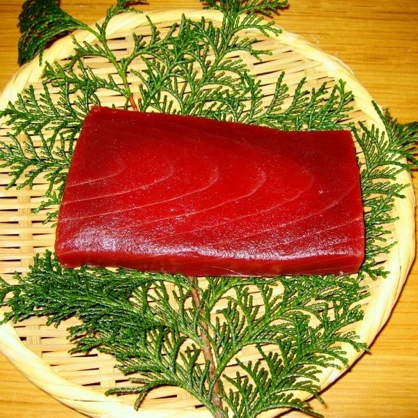 本鮪が持つ本来の甘味。「築地マグロ問屋」の本まぐろ赤身は、すしネタ、お刺身、山掛け、鉄火丼など、食卓を美しく彩る上品な食材です。「築地まぐろ問屋」ホンマグロ赤身200ｇ（約2人前）解凍方法説明書、専用保鮮紙付属。クール冷凍便でお届けします。