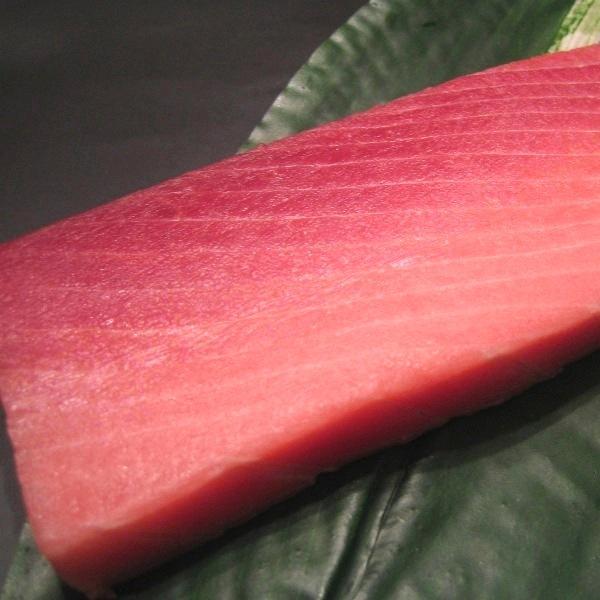 豊洲市場でセリにかかる目鉢鮪の中でも特に上質な天然メバチマグロのみ使用。お刺身、寿司ネタとして、最高です。「築地まぐろ問屋」ならではの上品な「中トロ」をお楽しみください。目鉢鮪中トロ　200g（約2人前）解凍方法説明書、専用保鮮紙付属。クー...