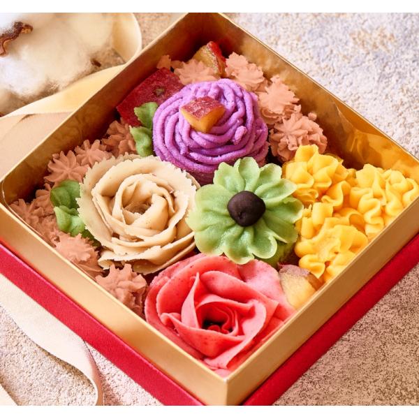 色鮮やかなお花や紫芋モンブランなどを詰め合わせたsainaおはぎBOX。動物性の食品は一切使用しておらず、保存料や化学調味料は一切使用しておりませんので、ご年配の方やヴィーガンの方も安心してお召し上がりいただけます。お花はお野菜の色素のみで...