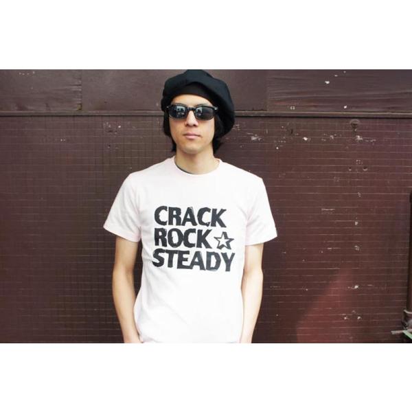SKA COREやSKA PUNKという名称がないころの、テンポの早い裏打ち系の曲の愛称だった「クラックロックステディー」。言葉の響きも良いが、手書き風のロゴも効いていて、コーディネイトのスパイスのなること必至。カラーはホワイト、ブラック、...