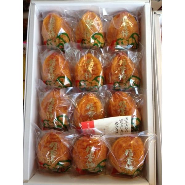 福蜜柿は、南砺特産で三社柿で作り、最後まで遠赤外線で仕上げます。その為、トロトロ感が良く色もよくおいしい食味です10月下旬から12月上旬にかけては「あんぽ柿」と呼ばれる完全に干しあがっていない熟々のトロリとした甘みが特徴のあんぽ柿が出荷されます。