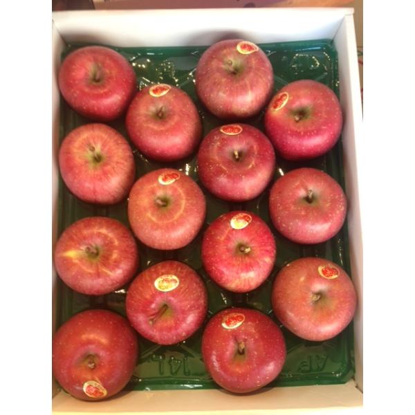 日持ちのするリンゴ、サンふじ。シャクシャクと歯切れの良い食感を、お楽しみください。一個400g