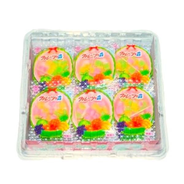 見た目もカラフルで思わず手に取りたくなっちゃう。ウエハースのお皿もポイントだね！●商品名　フルーツの森●商品コード　KUSN-D003-05N●発売元　共親製菓（株）●原材料名　〈飴〉 水飴、砂糖、餅米、澱粉、植物油脂、ソルビトール、乳化剤...