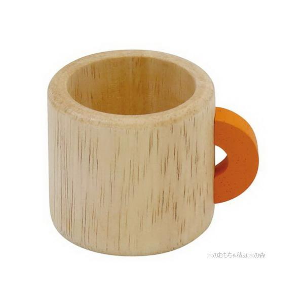 エドインター　木のままごとシリーズの1つ「マグカップ」。ごくごく飲んだり、カンパイしたり、ままごと遊びの中でリアルな動作が楽しめます。お子さんの手に、大きすぎず小さすぎず、ちょうどいい大きさです。