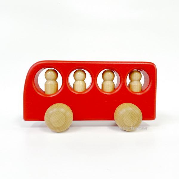 「4人のりバス」は、ケラー社の「木のくるま」シリーズのひとつ。。PKW（ぺーカーヴェー　くるま）とならぶロングセラーです。バスの特徴を見事に表現したシンプルなデザイン。運転席の窓がほかの窓より少し大きくなっていて、運転手1人に、乗客が3人と...