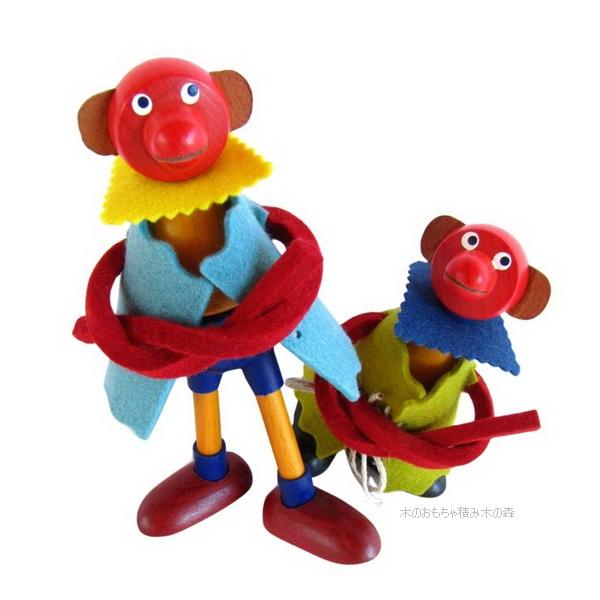 「ケルナースティック」は、組立てて遊ぶおもちゃ。木製パーツをやわらかい筒状のプラスティックのジョイント（青色）でつないで、ユニークな形、人形、動物、乗り物などを作ることができます。こちらの「ケルナーさる」は、2匹のさるが作れるセットです。木...
