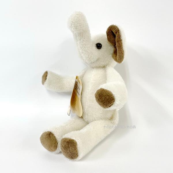 モヘヤやウールなど天然素材を使ったカリスト社のぬいぐるみ。おでかけにぴったりサイズ。こちらは、やさしい表情の「ちびぞう」　です。ぬいぐるみの表面は、モヘヤ（アンゴラヤギの毛）を100％使用し、ぬいぐるみの詰め物は、ピュアウール（羊毛）が使わ...