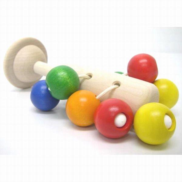 スイス、ネフ社の木のがらがら。しっかり握れる5,6か月から。ご自宅用にもギフトとしてもおすすめです。ネフのほかのおしゃぶりなどと比べても、やや重たいドリオ。自分で持てるようになるのは、腕の力がついてくる7ヶ月頃からです。それまでは、ベビーカ...