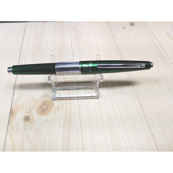 ●芯径：0.5ミリ●サイズ：11.8×124.6ミリ（クリップ部含まず）●重量：22グラム●機構：ノック式●材質/軸：PC　ノック：ステンレス　クリップ：鉄　先金、ローレット：真鍮　キャップ：アルミ