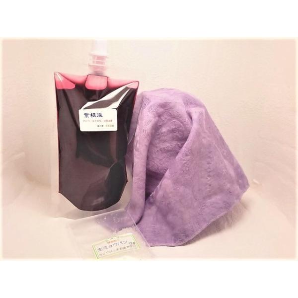 【キットに入っているもの】（染料）　　アルコール抽出紫根液　250ｇ（先媒染剤）生ミョウバン１２ｇ（プリント）染め方の手引きアルコールは日本郵便で配送可能な濃度に調整しています（注）品質の劣化を防ぐためご注文をいただいてからの抽出になります...