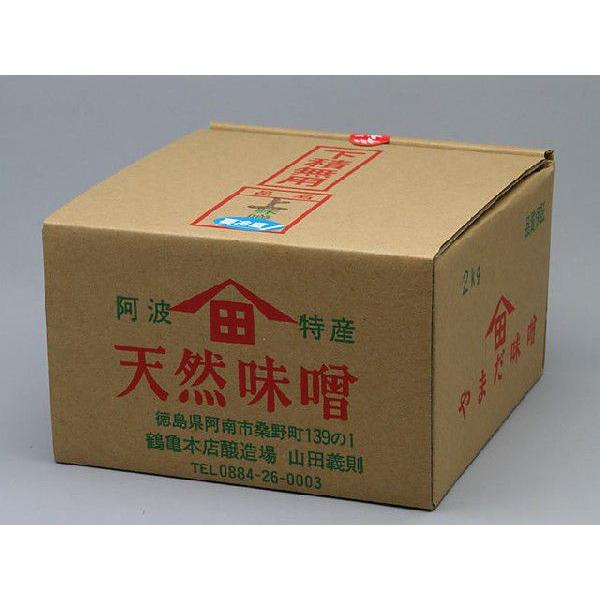 佐賀県産の大豆と徳島県産米を使った、麹歩合の多い味噌です。一年間蔵で熟成した後、低温熟成した深い味わいと香りの高いお味噌です。
