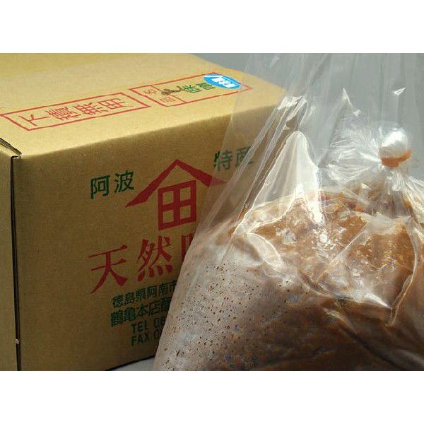 佐賀県産の大豆と徳島県産米を使った、麹歩合の多い味噌です。一年間蔵で熟成した後、低温熟成した深い味わいと香りの高いお味噌です。