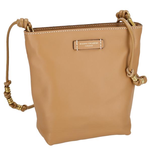 ジャンニ キアリーニ/GIANNI CHIARINI品番：BS10772 サイズ：約 H:21×W:21.5×D:7 cm 素材： レザー仕様：内側その他ポケット×1内側仕切り 無底部ビョウ数 0容量 B5下ショルダー長さ 113cmショル...