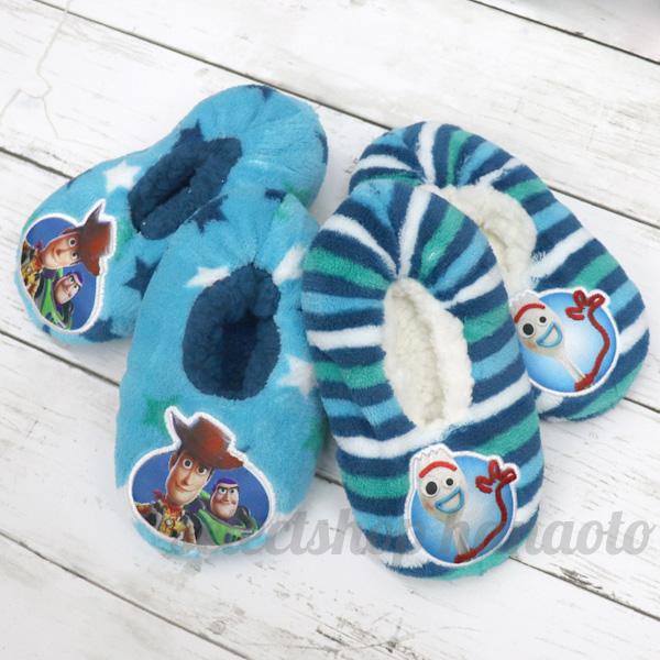 ■販売アイテム：ルームシューズ１足■特徴：ウッディ達のイラストｘブルーカラーの男の子用ファールームシューズ♪内側はボアファーでふんわりあったか♪靴底はシリコンのすべりどめつき♪履き口のかかと部分にゴムがはいっています（※伸びは大きくはありま...