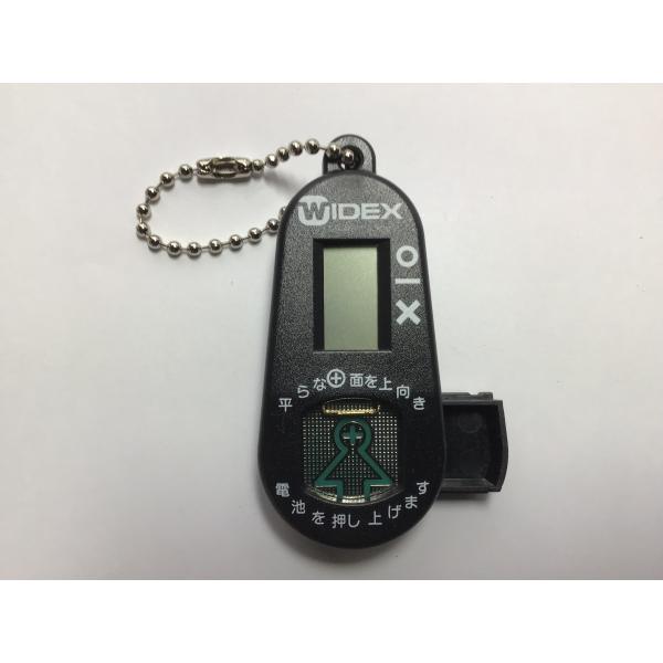 電池の平らな面（シールの貼ってある面）を上にして本体の金色面に置き矢印方向におしあげます。電池残量が液晶画面に表示されます。○、×の間の白いラインより下の場合電池の交換をおすすめします。本体側面の下に、予備電池を２個収納できます。全国に郵便...