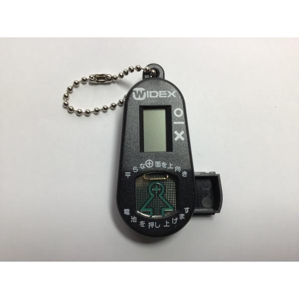 【発売日：2025年10月12日】電池の平らな面（シールの貼ってある面）を上にして本体の金色面に置き矢印方向におしあげます。電池残量が液晶画面に表示されます。○、×の間の白いラインより下の場合電池の交換をおすすめします。本体側面に、予備電池...