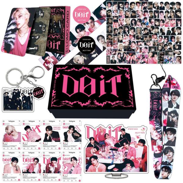 セット内容：キーリング1個、アクリルスタンド1個、手帳テープ2個、ストラップ1個、フォトカード（透明、8枚）、フォトカード（55枚）、シールセット（97枚）ボックスのサイズ：15.5*10*5.8cm※キーリング/写真立て：印刷は両面鏡像効...