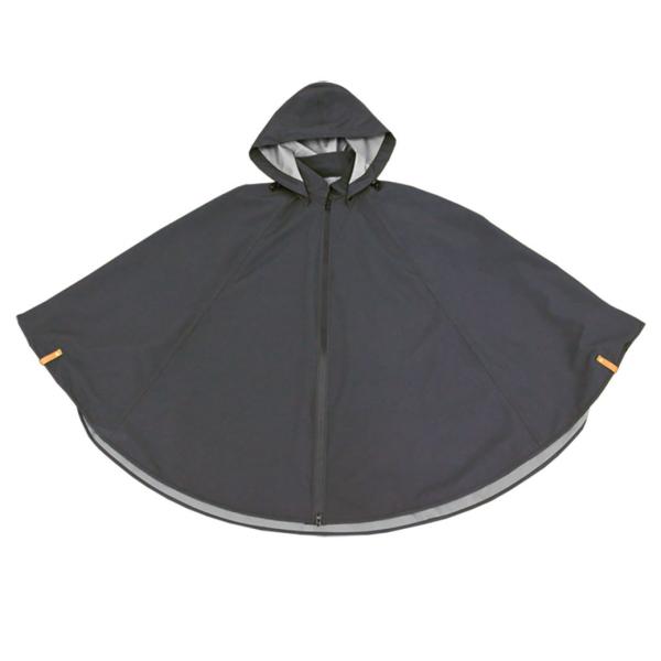 赤ちゃんと一緒に着ても可愛いレインケープ。前あきなので抱っこ紐使用中でも楽ちん！！羽織るだけ！！厚めの素材で雨が染み込みにくく風で捲れにくい。ドルマンスリーブなのでどんな洋服でも大丈夫。【商品名】防水・防風レインケープ【カラー】チャコール【...