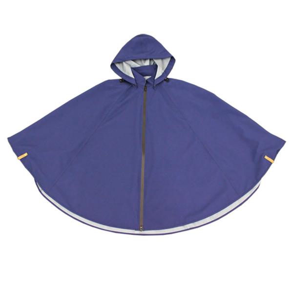 【発売日：2023年06月30日】赤ちゃんと一緒に着ても可愛いレインケープ。前あきなので抱っこ紐使用中でも楽ちん！！羽織るだけ！！厚めの素材で雨が染み込みにくく風で捲れにくい。ドルマンスリーブなのでどんな洋服でも大丈夫。【商品名】防水・防風...