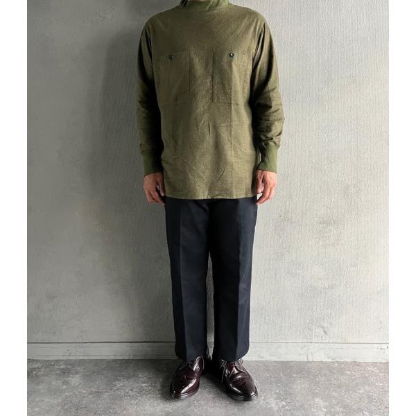 商品名　 HUNGARY FRANNEL MOC NECK SHIRTハンガリー軍よりフランネル素材のモックネックシャツが入荷しました。1970年ー80年代に採用されていたモデルです。薄手のフランネル素材で出来ており、フロントに胸ポケット2...