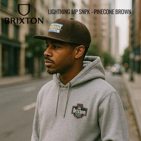 BRIXTON ブリクストンLIGHTNING MP SNPK - PINECONE BROWNMP（ミディアムプロファイル）：癖の少ないベーシックな被り心地【DESIGN】LIGHTNINGロゴをフロントに落とし込んだ、6パネルフラットバ...