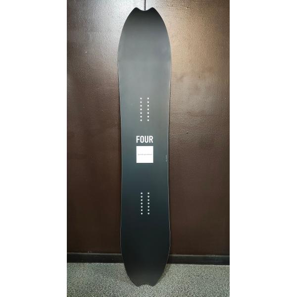 注目のスノーボードブランド「 FOUR SQUARE DESIGN SNOWBOARD 」!!FOURSの中で最も太いウエストを持つ『WILD CAT』ツインのボードで深いパウダーを攻める！ツインハイブリットキャンバーを基にロッカー部分を更...