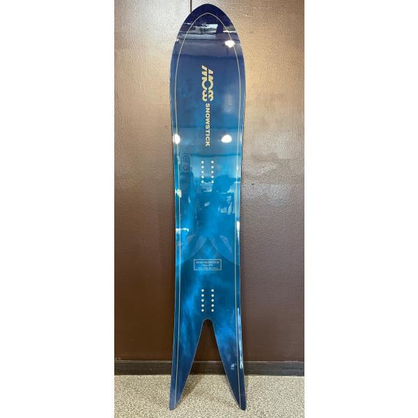 MOSS SNOWSTICK 58SW58SWはゲレンデでは縦横無尽にスノーサーフィンを楽しめるFUNな仕上がり、ロングスリットのスワローテールはパウダーでのテール先端までしなる感覚とドライブ感、絶妙な雪の抜け、今まで感じたことのないフィー...