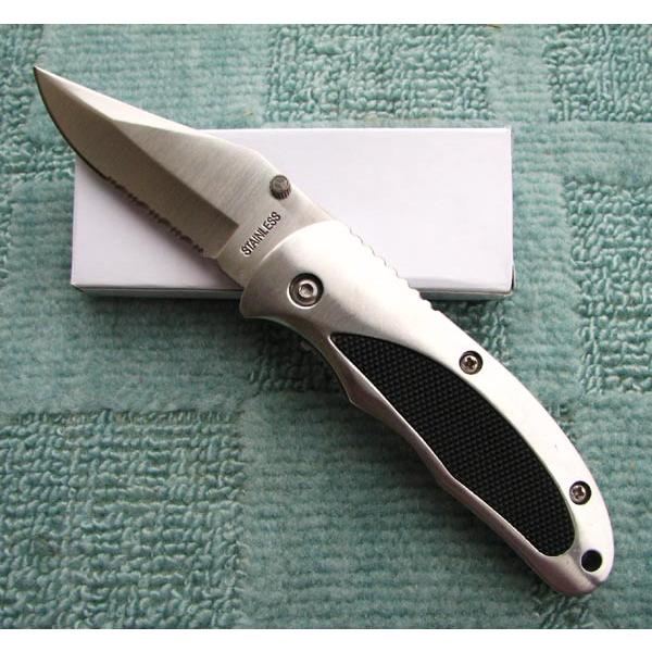 ご覧いただきありがとうございます。MAXAM（USA）のフォールディングナイフです。造りはしっかりしています。安価なナイフなのでアウトドア、釣り等で気兼ね無く使えそうです。万が一、刃こぼれしても研ぎの練習としても使えます。MAXAMナイフの...