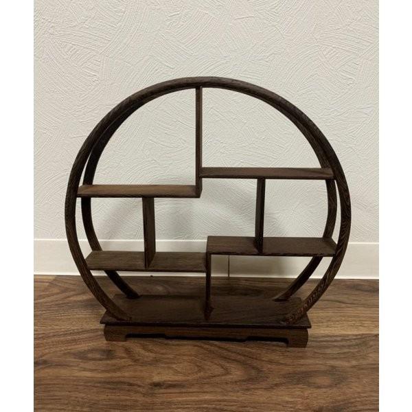 スタンダードな円形の中国式飾り棚。小サイズなので茶杯などに向いています♪不規則に並ぶ棚板が特徴的な博古架中国の茶道具では定番の強い木目が印象的な鶏翅木に、生漆と油分で仕上げられた中国の伝統的な飾り棚。ミニサイズですので、茶杯など小さめなもの...