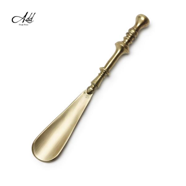 商品説明:雰囲気のあるブラス (真鍮) 製シューホーン。靴べらの歴史は非常に長く、時代とともに使用されてきました。しかし金属製の靴べらが登場するのは1800年代と比較的遅く、逆を言えばこの時期から様々な形状の靴べらが世界に広がることとなった...