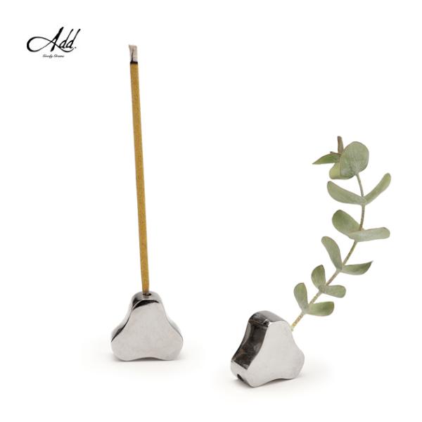 商品説明:ドライフラワーの一輪挿しとして。短めなお香を立てるお香立てとして。置き場所を選ばない金属製のホルダーです。商品仕様:サイズ : 幅2.7×高さ2.5×奥行1.1cm素材 : アルミニウム重さ : 約12g・お香立てとして使用される...