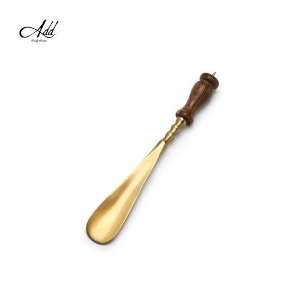 商品名:Goody Grams Add / BRASS SHOEHORN 01商品説明:雰囲気のあるブラス (真鍮) 製シューホーン。つい靴や服に目が行きがちで、後回しになってしまう靴べら。わが家も例に漏れず、いつ、どこで買ったのか覚えてい...