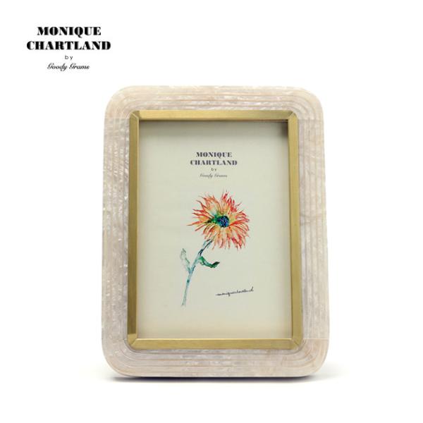 商品説明:光の反射によってシェルのように光って見える、マーブル模様が特徴のフォトフレーム。真鍮の淵を囲むように線が彫られ、丸い角が柔らかいフェミニンな印象を与えます。商品仕様:サイズ:幅16.6×高さ21.5×奥行1.4cm写真サイズ:幅1...