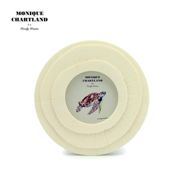 商品説明:あえて不完全な円形の形に施されたデザイン。空間に独特のアクセントを加えます。商品仕様:サイズ:直径14.0×奥行1.7cm写真サイズ:幅7.7×高さ7.7cm重さ:約148g素材:レジン、MDF注意事項:・本製品はヴィンテージ感、...